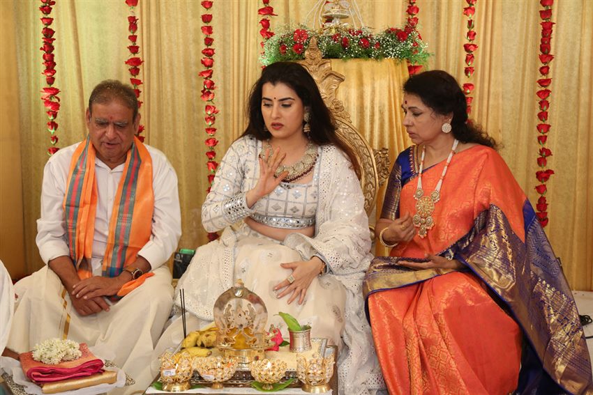 అర్చన వేదశాస్త్రి Photos & Images # 2112 - Filmibeat Telugu