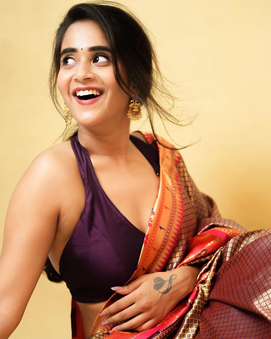 దీప్తీ సునైనా Photos & Images # 9999 - Filmibeat Telugu