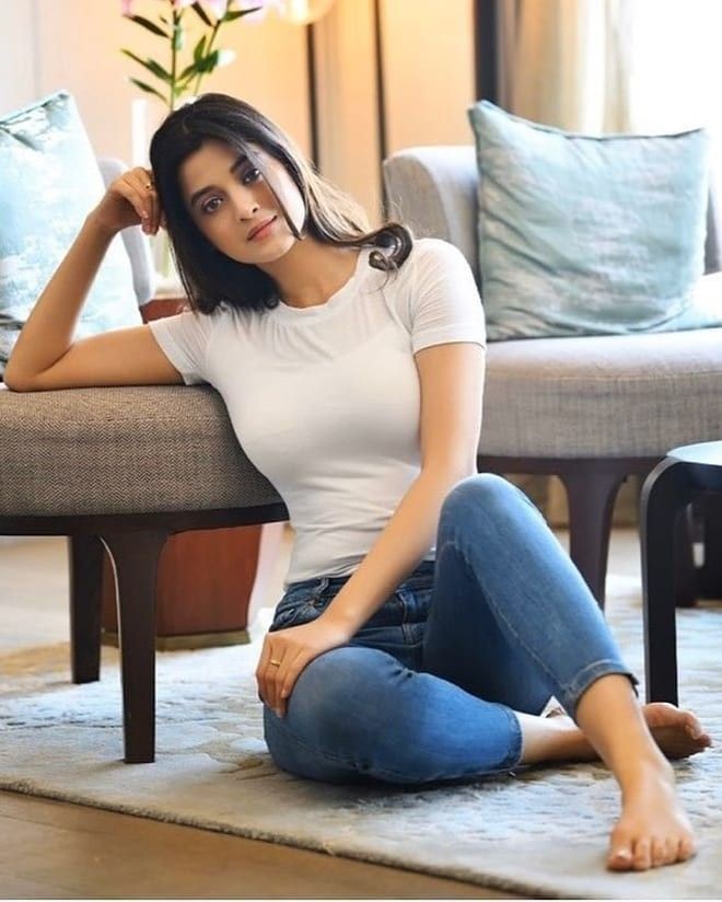 దర్శనా బానిక్ Photos & Images # 5147 - Filmibeat Telugu