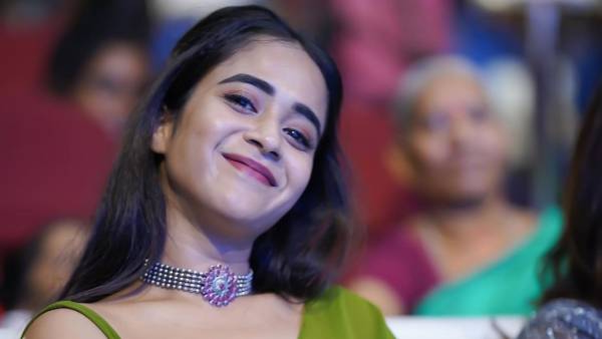 బట్టలు లేకుండా అమ్మాయి: అలాంటి పిక్ షేర్ చేసిన దీప్తి సునైనా | Deepthi ...