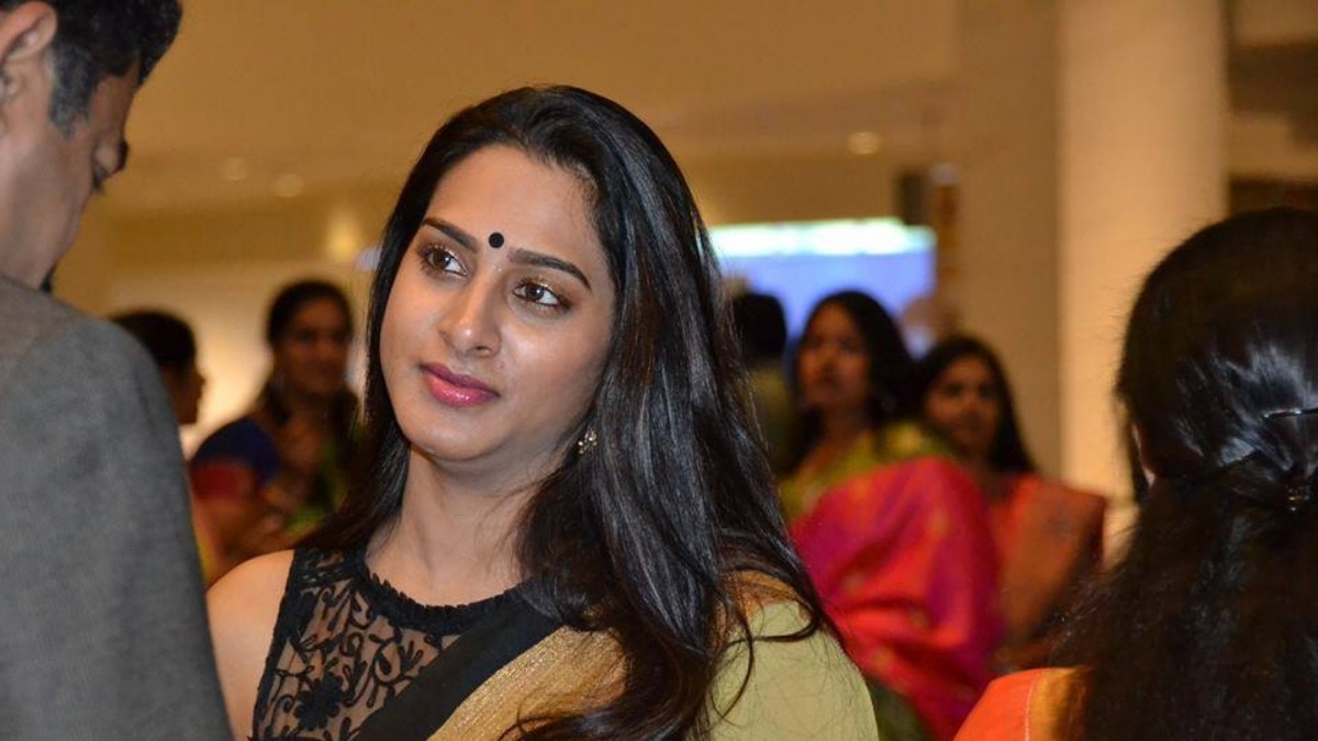 సురేఖ వాణి ఎద అందాల ఎక్స్‌పోజింగ్: ఈమె ఏజ్ ఏంటి? ఈ హాట్ షో ఏంటి ...