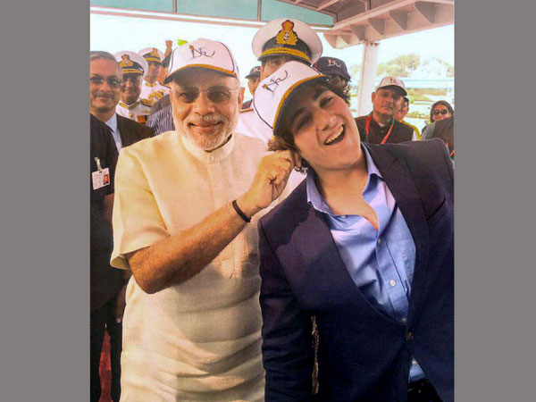 హీరో కొడుకు చెవి పట్టి లాగిన ప్రధాని (ఫొటో) | PM Narendra Modi Meets ...