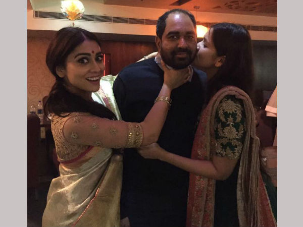 క్రిష్ వాళ్ళ ఆవిడా... ఒక ముద్దూ..! మధ్యలో మరి ఈవిడ?? (ఈ ఫొటో చూడండి ...