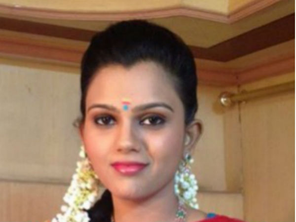 పడకగదిలోకి వస్తే ఆఫర్... డైరెక్టర్‌ను చెప్పుతో కొడుతానని గాయని ...