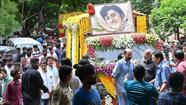 Krishnam Raju అంత్యక్రియలు పూర్తి.. తలకొరివి ఎవరు పెట్టారంటే ...