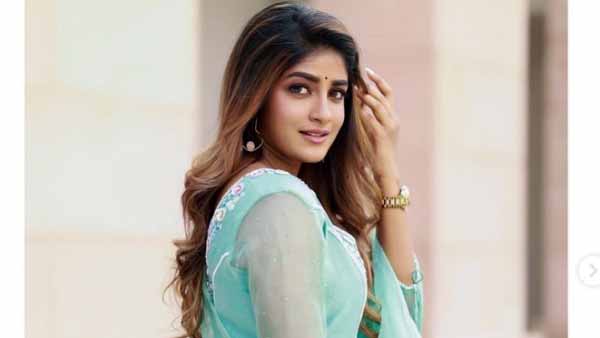 మసాజ్ పిక్ షేర్ చేసిన ఖిలాడి హీరోయిన్: ఒంటిపై నూలుపోగు లేకుండానే ...