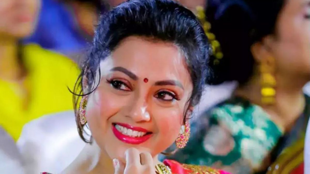 Meena Saagar: 46 ఏళ్ళ వయసులో గ్లామర్ తో కిక్కిచ్చేలా మీనా స్టిల్ ...