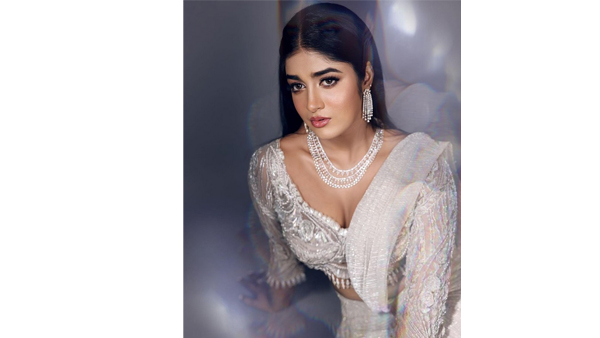 తెలుగు పిల్ల డింపుల్ ఓవర్ ఎక్స్‌పోజింగ్: ఎద అందాలతో టెంప్ట్ చేసేలా ...