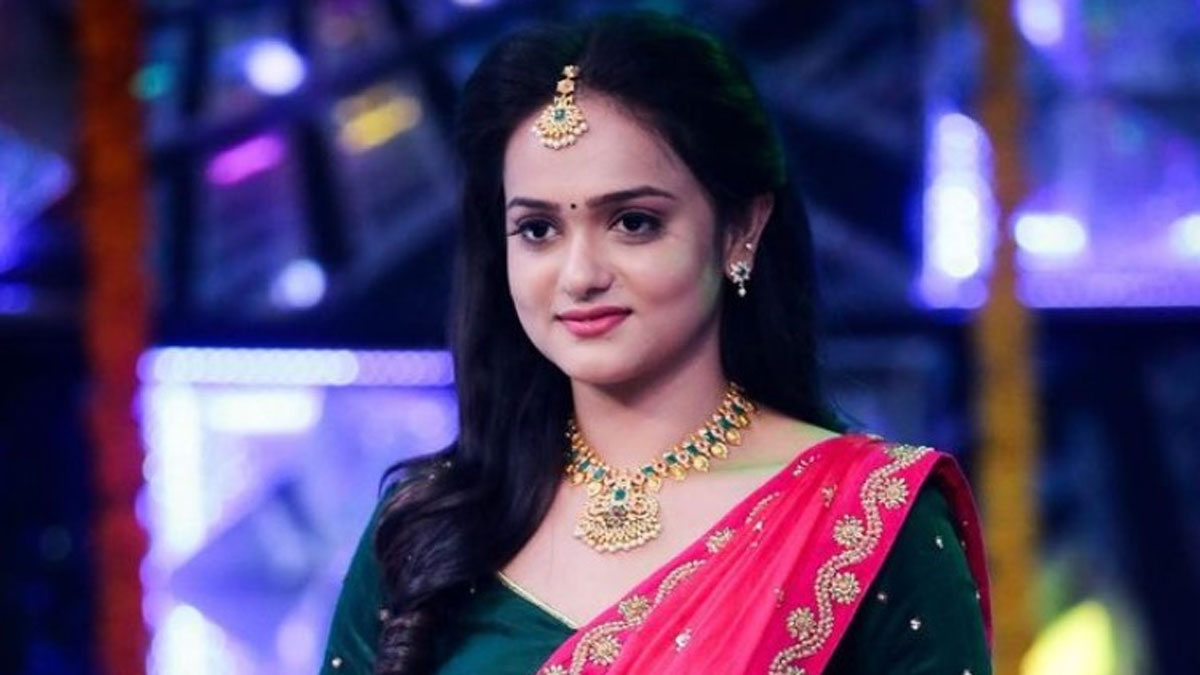 అతి చిన్న డ్రెస్‌లో శ్రీ సత్య: ఆ హీరోయిన్లకు మించేలా బోల్డు షో | Bigg ...